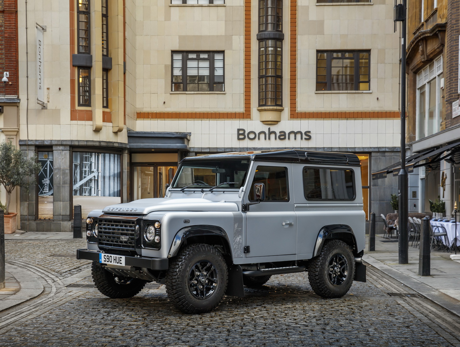 Defender número 2 milhões é vendido por mais de R$ 11 milhões | Quatro ...