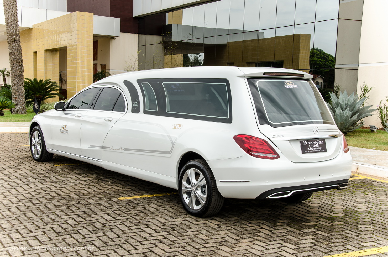 Empresa faz carro fúnebre de luxo para animais (e pessoas) | Quatro Rodas