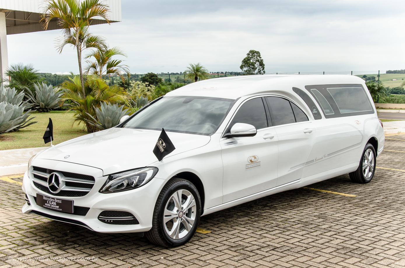 Empresa faz carro fúnebre de luxo para animais (e pessoas) | Quatro Rodas
