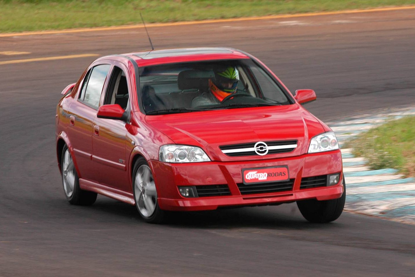 Chevrolet Astra GSi tinha motor 2.0 16V para honrar linhagem esportiva ...