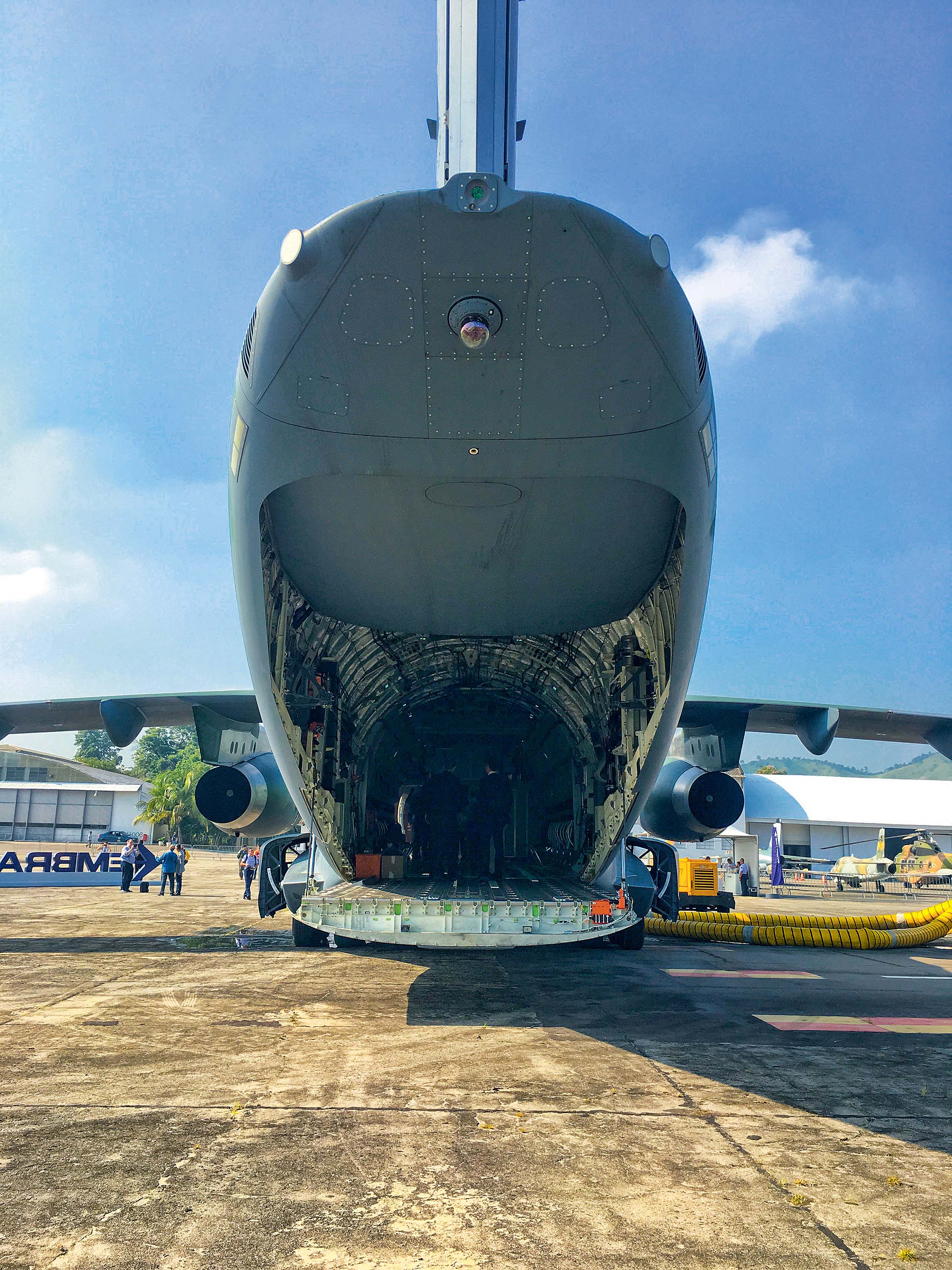 Embraer KC-390: conhecemos o maior veículo sobre rodas feito no Brasil ...