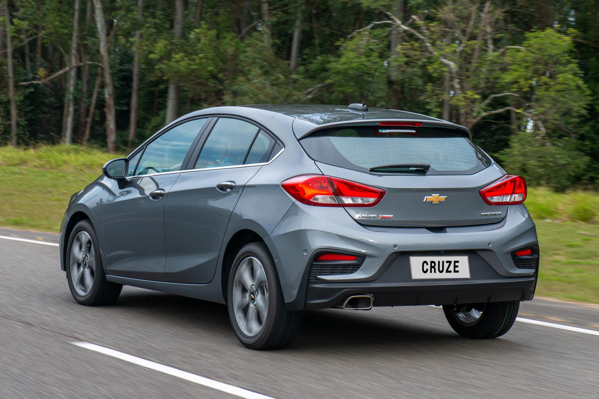 Novo Chevrolet Cruze Premier chega freando sozinho e com WiFi a bordo ...