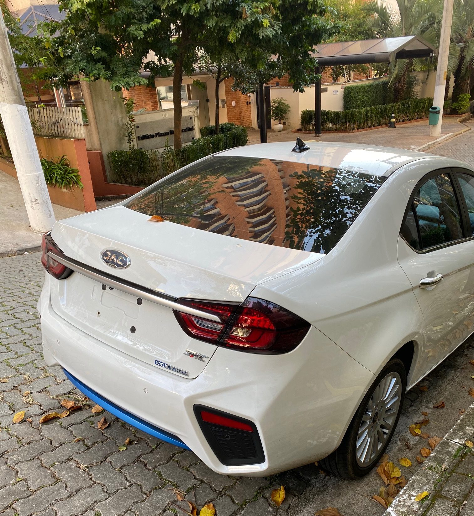 Flagra: J5 elétrico, JAC iEV50 aparece sem disfarces antes do ...