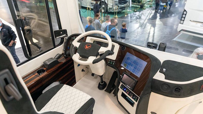 Motorhome de luxo custa mais de R$ 40 milhões e vem com Bugatti Chiron ...