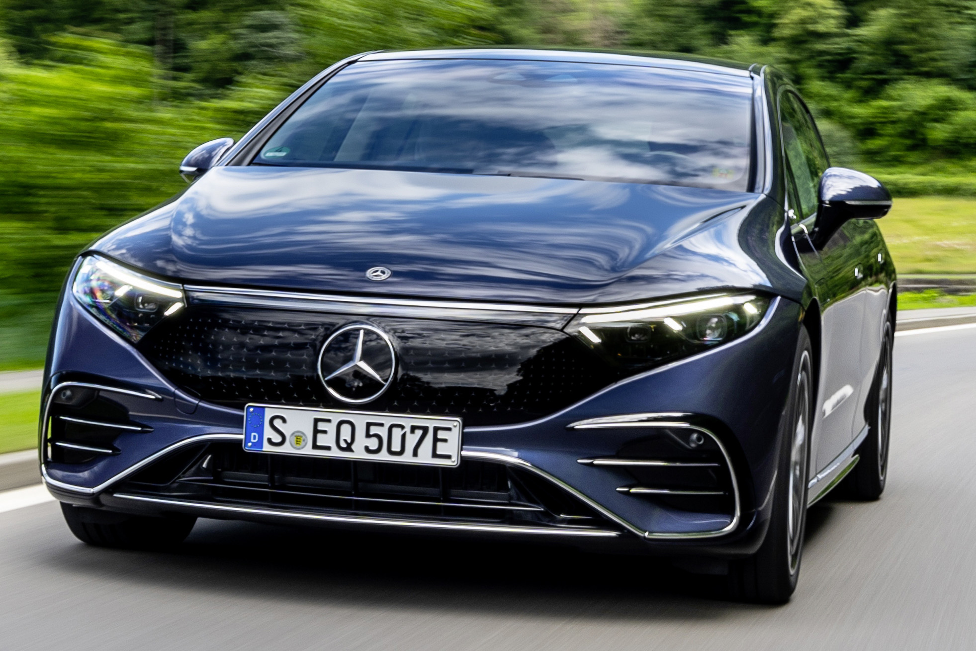 Novo Mercedes-Benz EQS cobra assinatura para virar rodas e ser mais dócil | Quatro Rodas