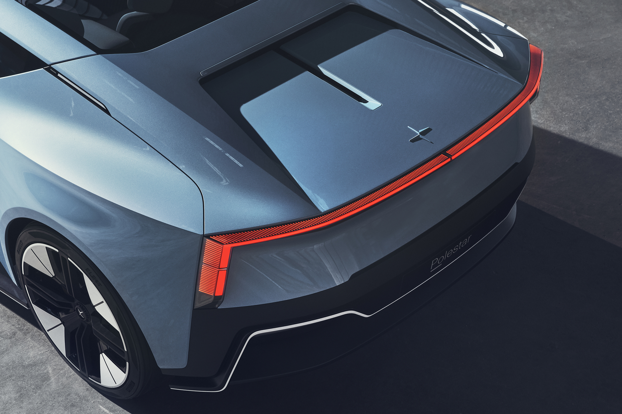 Polestar O2 é conversível com drone autônomo que filma e segue o carro ...