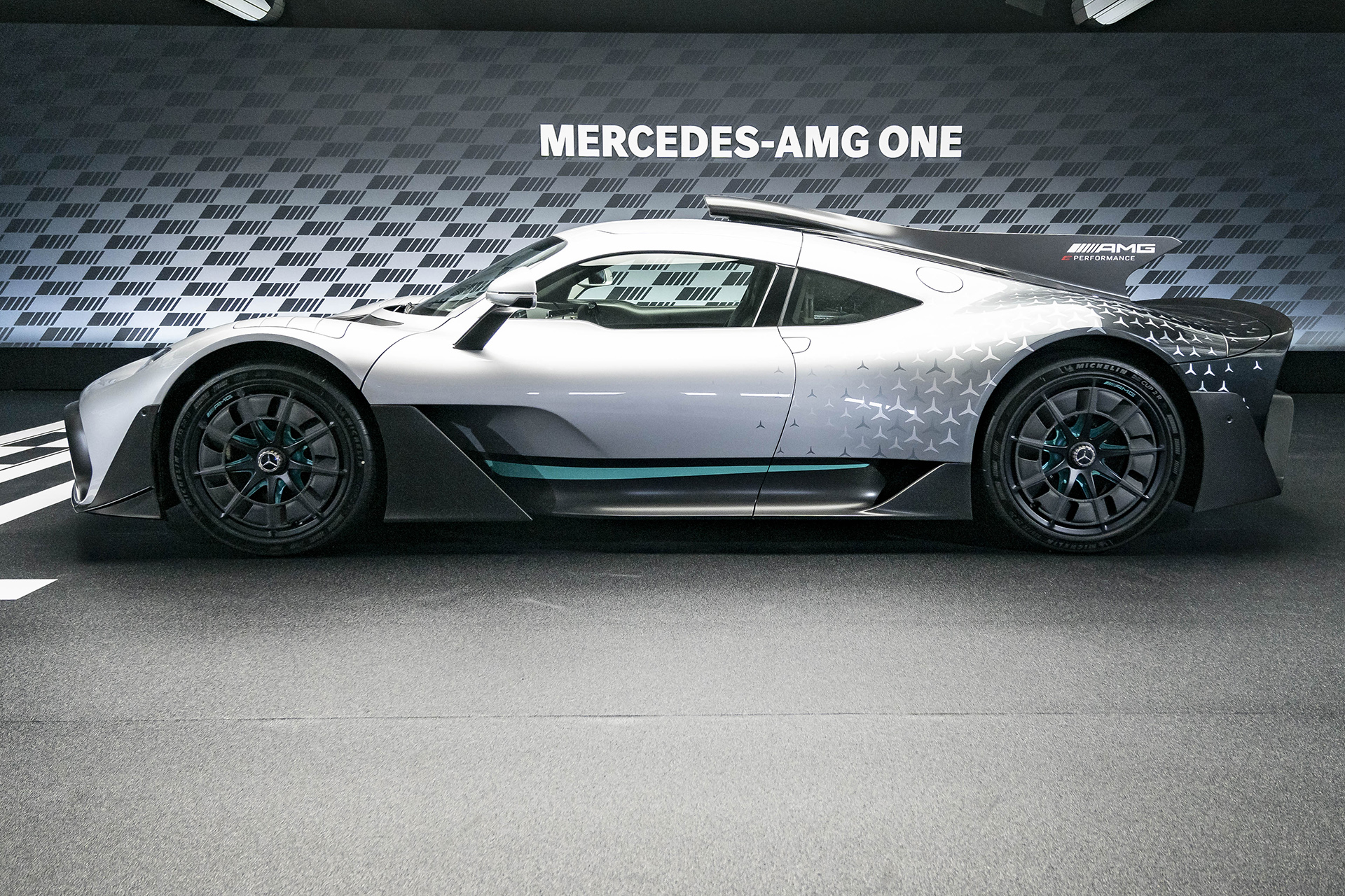 Mercedes AMG One é, literalmente, um carro de Fórmula 1 adaptado às ...