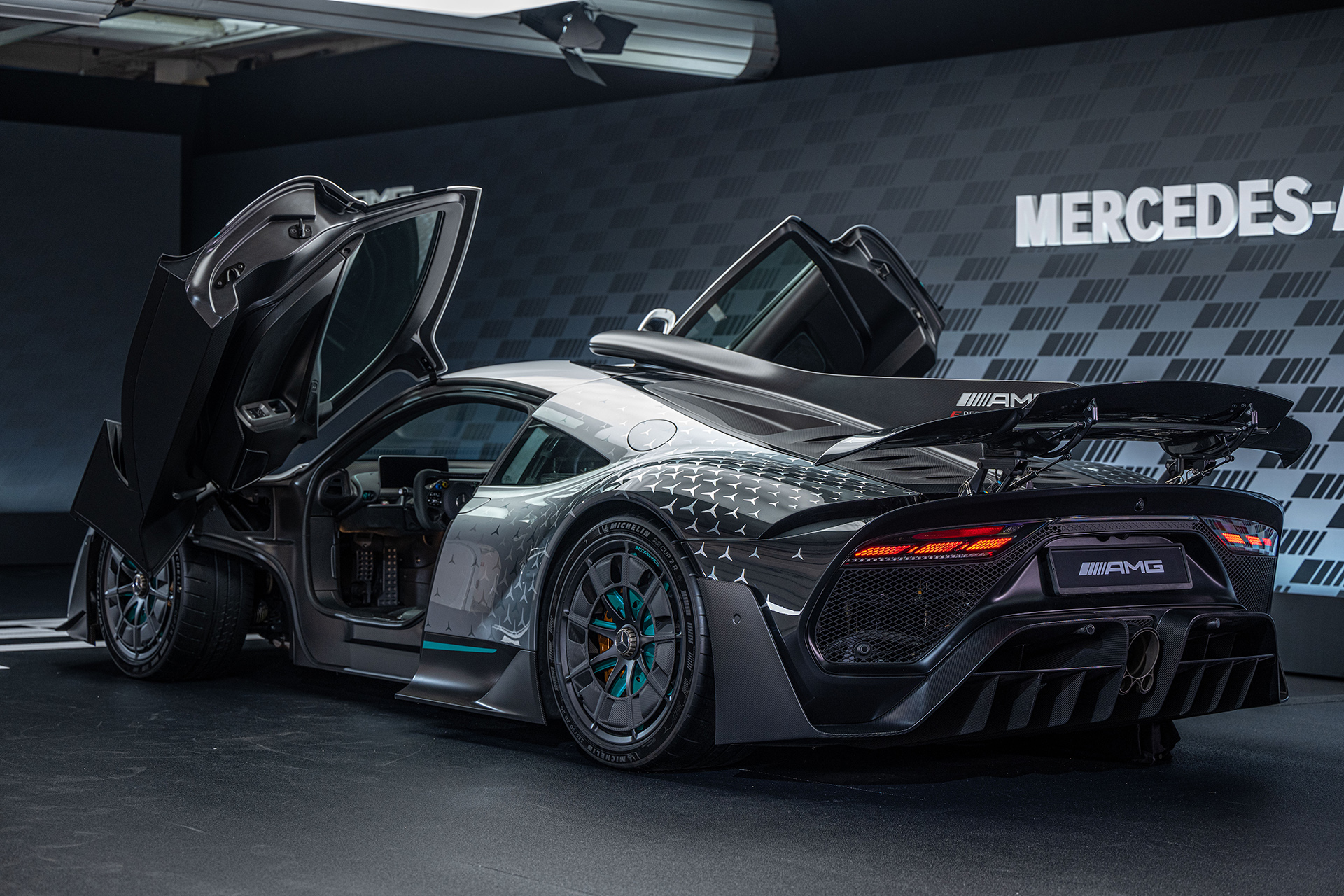 Mercedes AMG One é, literalmente, um carro de Fórmula 1 adaptado às ...