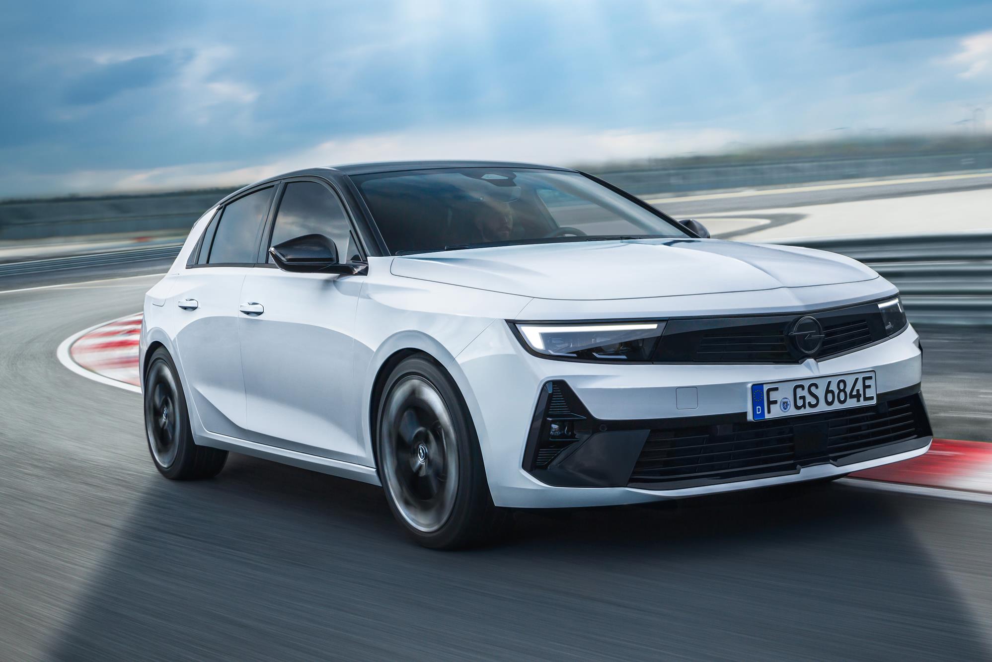 Novo Astra GSe é hatch esportivo híbrido que promete consumo de 83 km/l ...