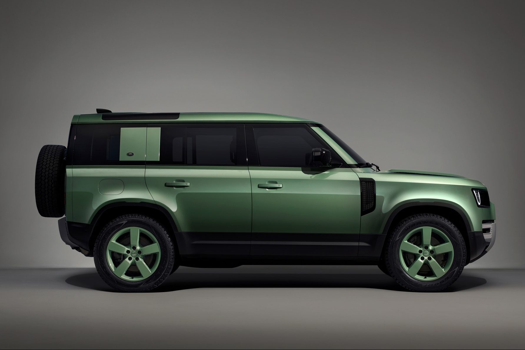 Edição de 75 anos do Land Rover Defender é híbrida e tem rodas verdes ...