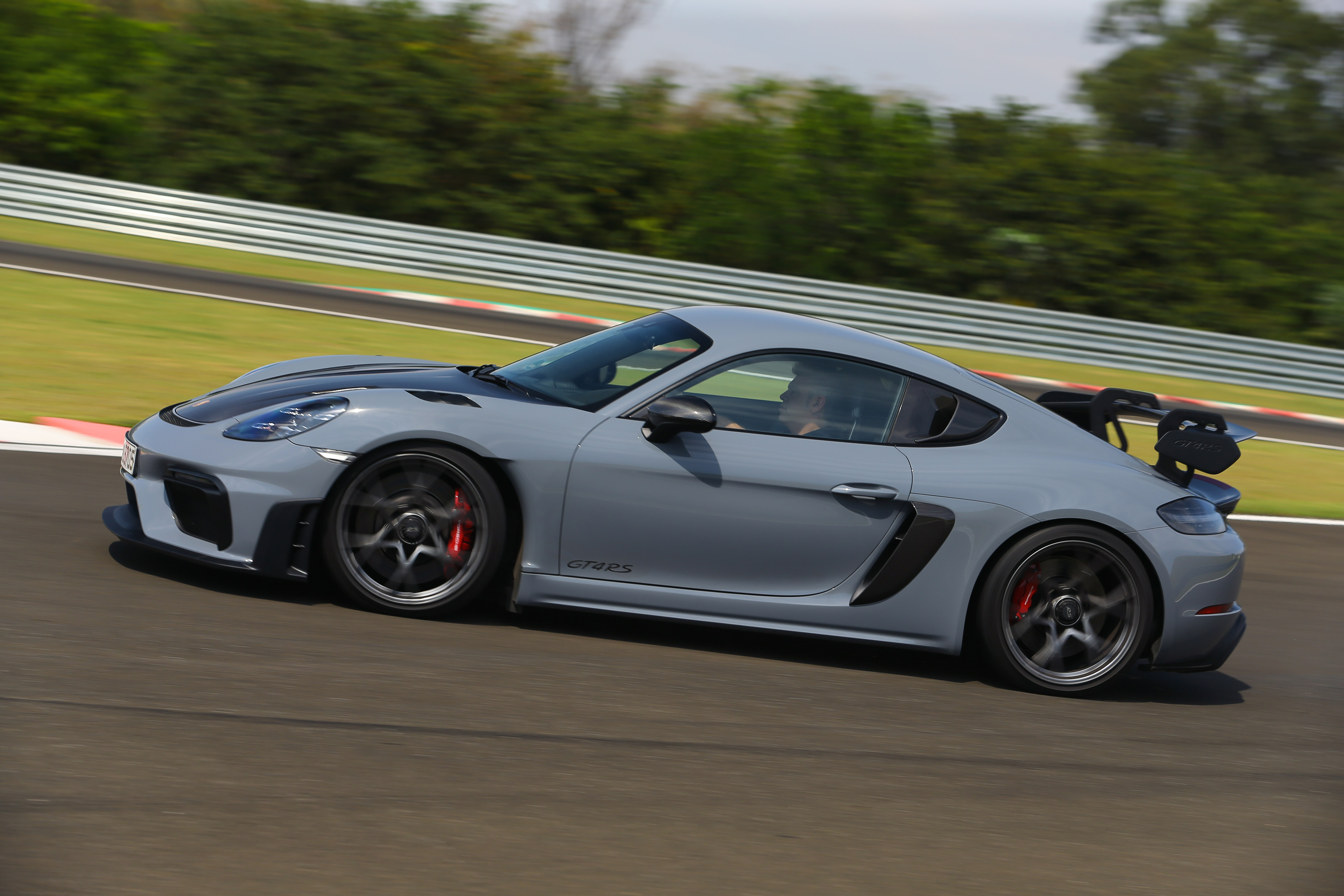 Porsche 718 Cayman GT4 RS vai a 9.000 rpm e custa R$ 1,1 milhão ...