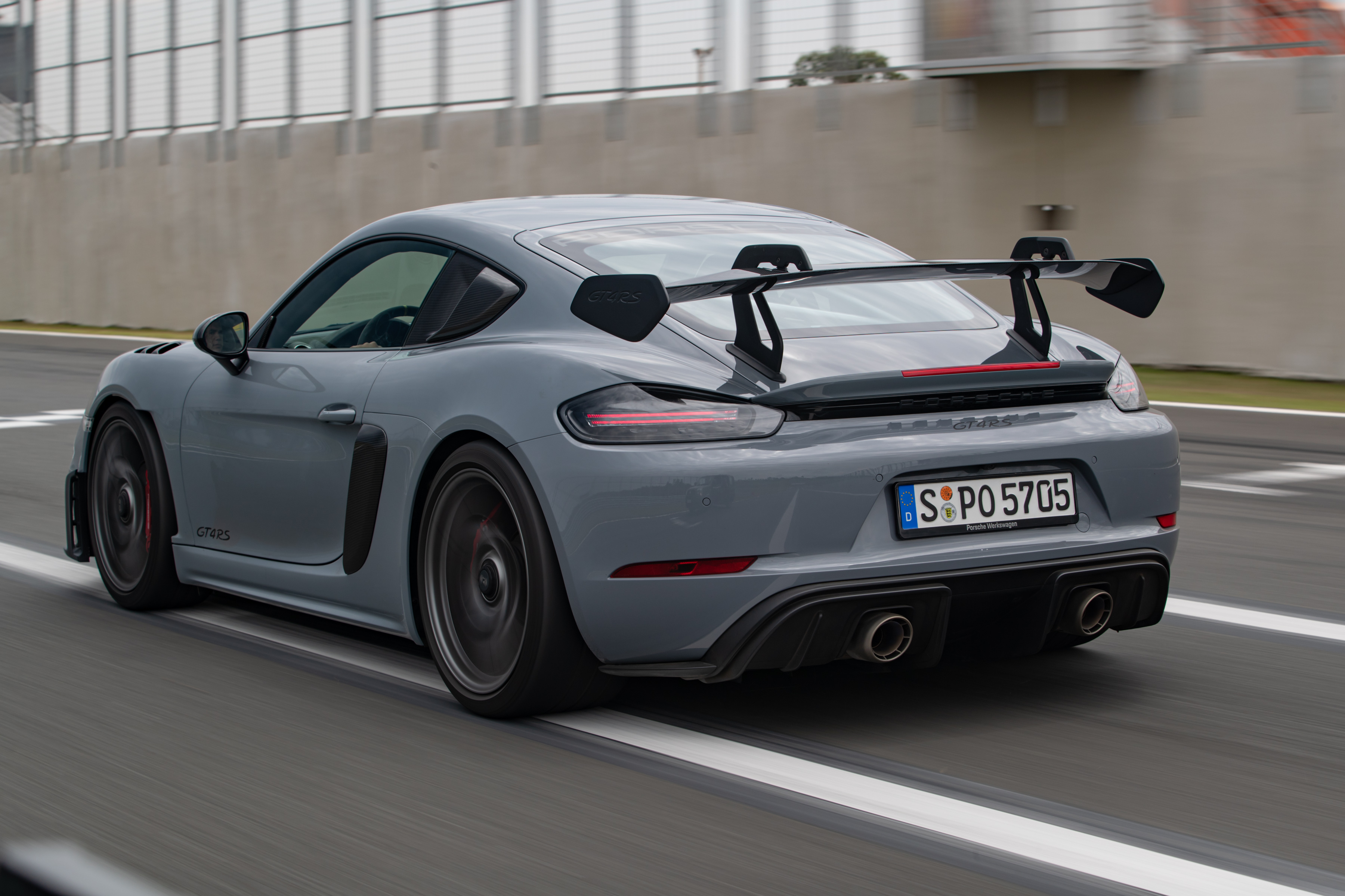 Porsche 718 Cayman GT4 RS vai a 9.000 rpm e custa R$ 1,1 milhão ...