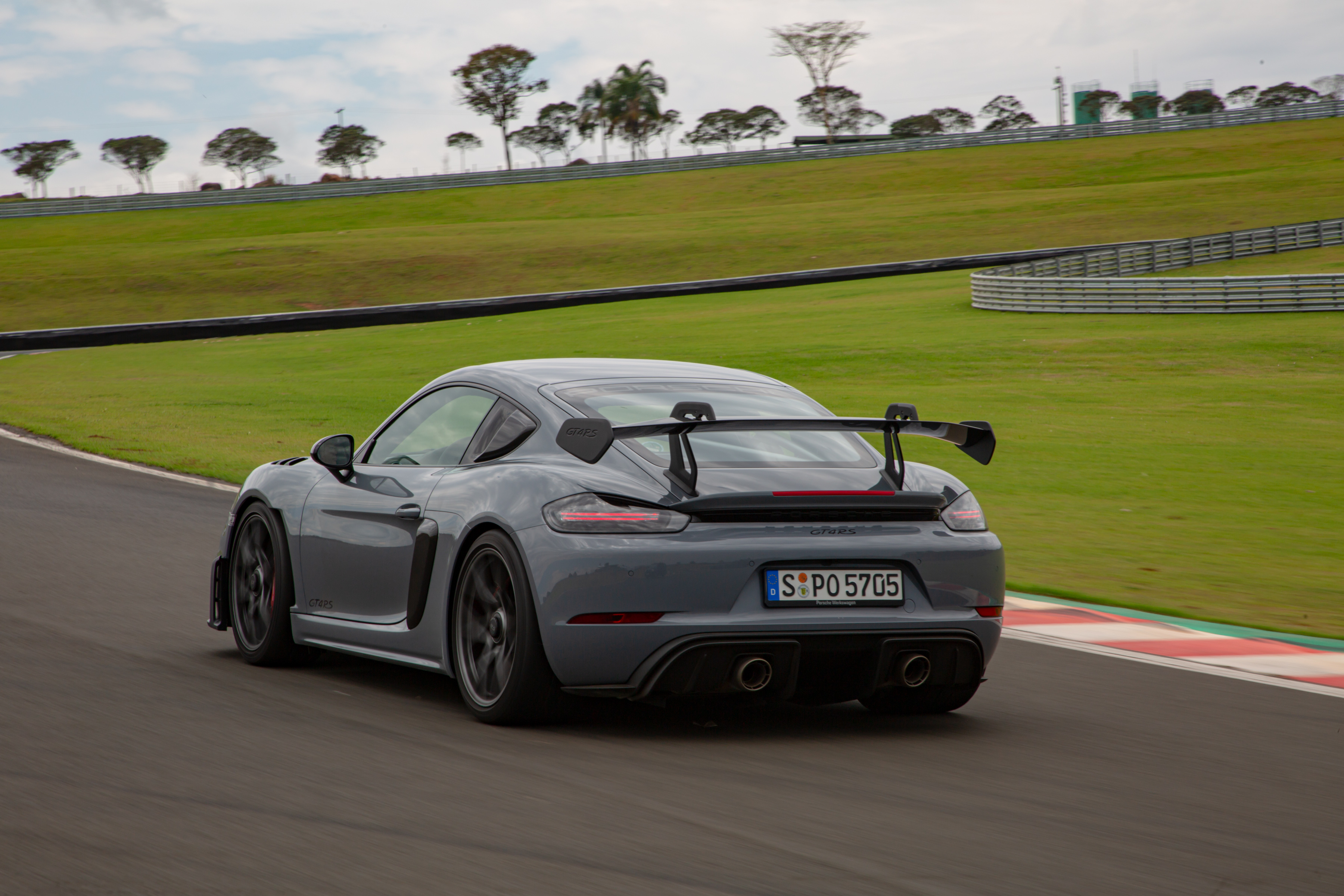 Porsche 718 Cayman GT4 RS vai a 9.000 rpm e custa R$ 1,1 milhão ...