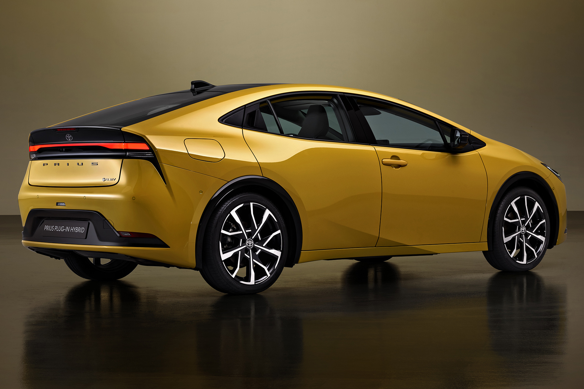 Novo Toyota Prius vira esportivo com carregador solar e painel inédito ...