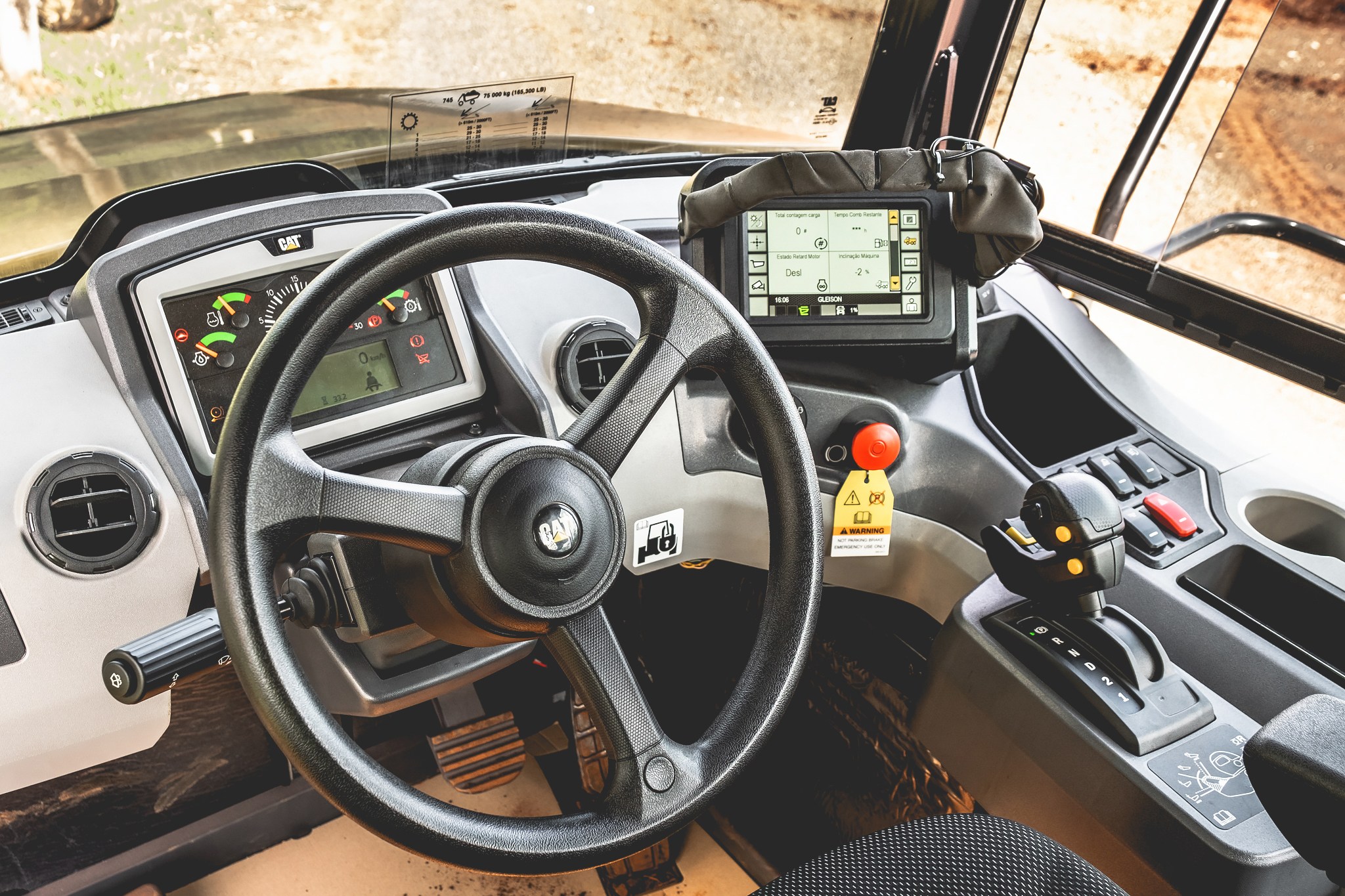 Caterpillar 745: andamos no caminhão articulado que mede duas Ram 3500 ...