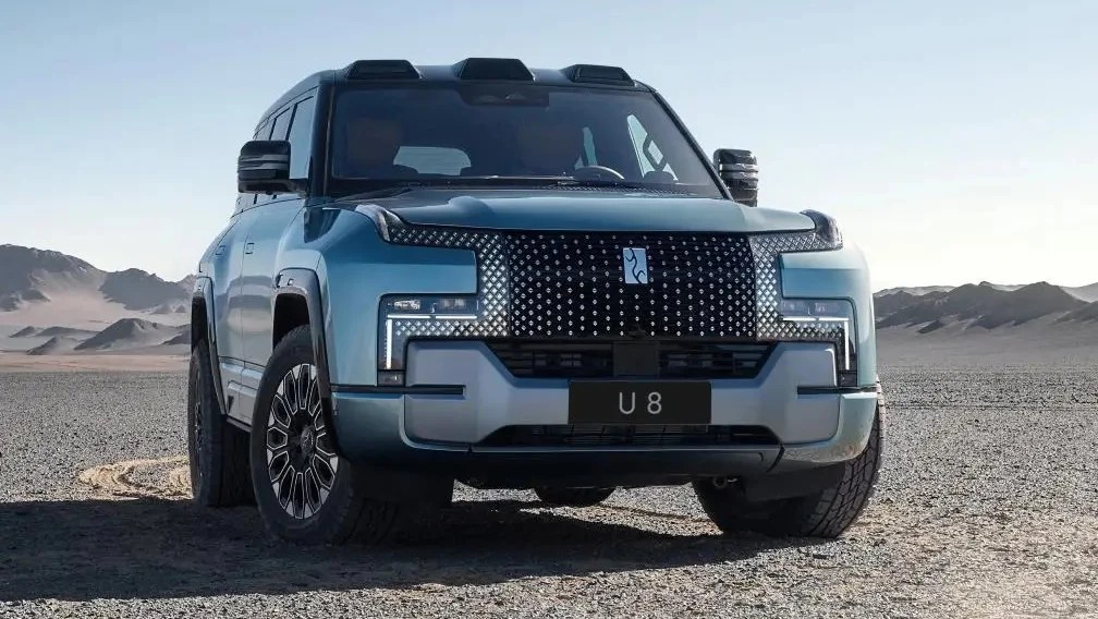 BYD U8 é SUV que flutua na água e roda a 120 km/h com pneu furado ...