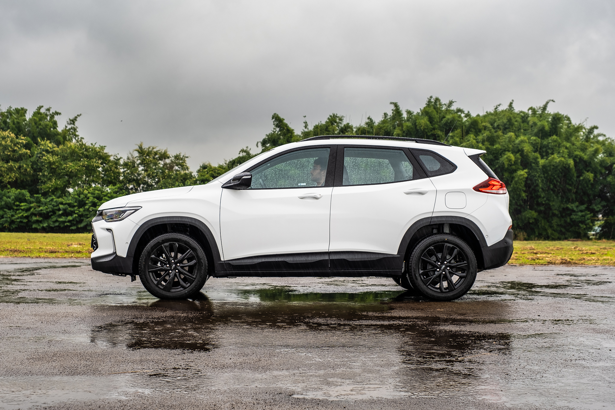 Chevrolet Tracker RS é SUV esportivo só no visual e não faz muito ...