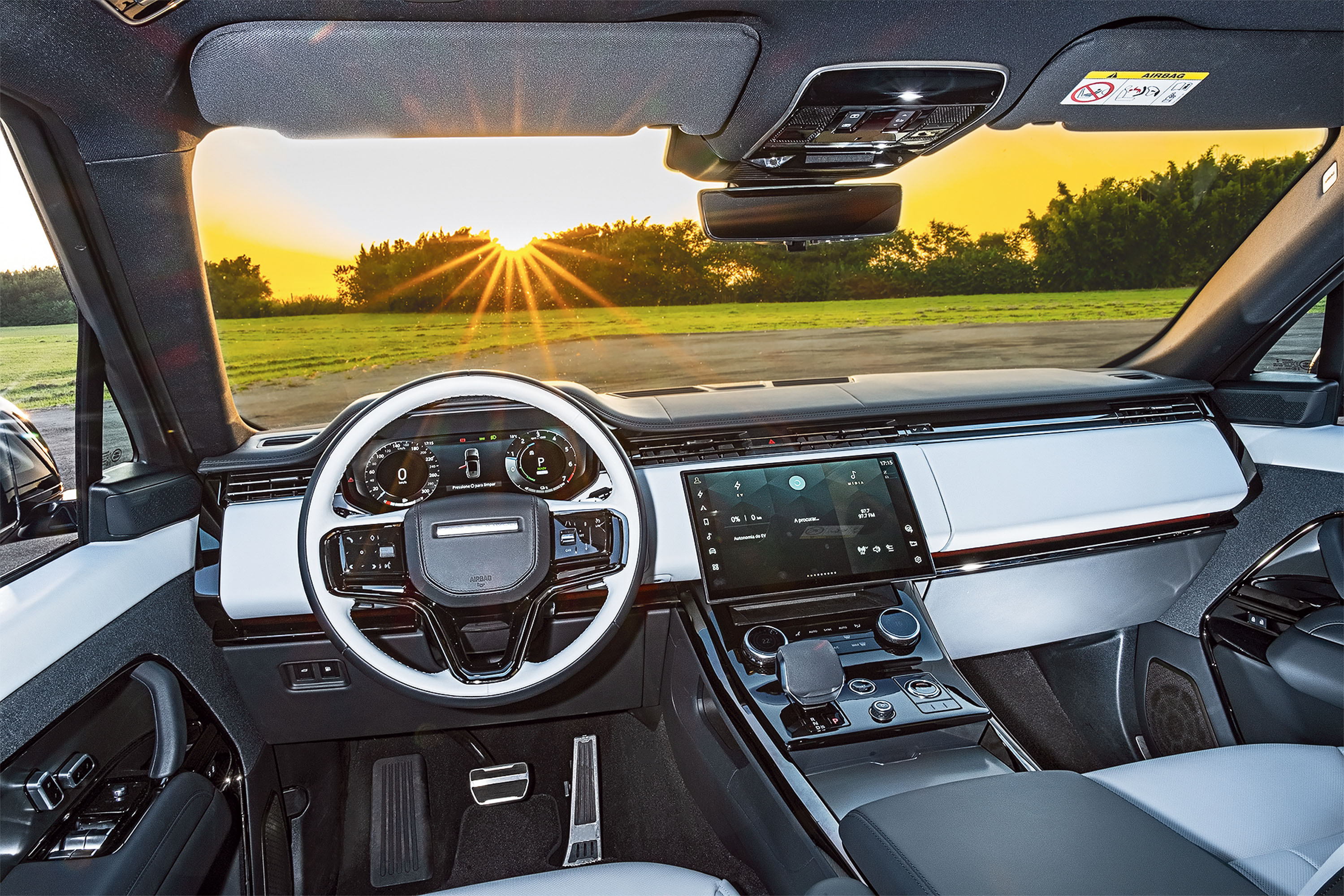 Range Rover Sport PHEV roda 88 km como elétrico, mas custa R$ 1 milhão ...