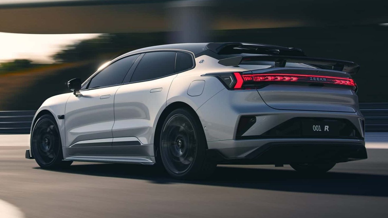 Zeekr 001 FR tem quatro motores e 1.265 cv para superar Model S Plaid | Quatro Rodas