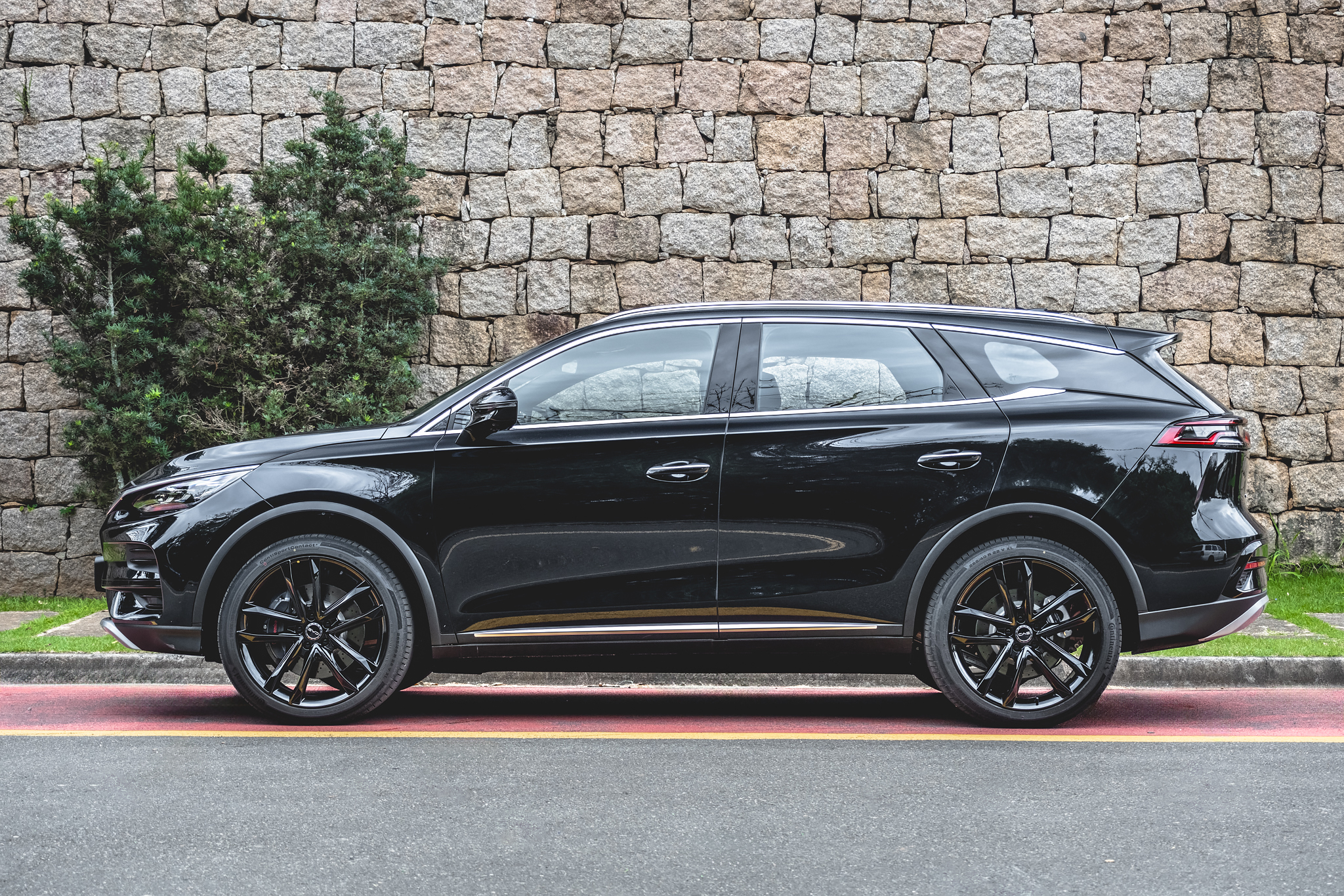 BYD Tan 2024 tem (bem) mais autonomia e mantém desempenho de esportivo ...