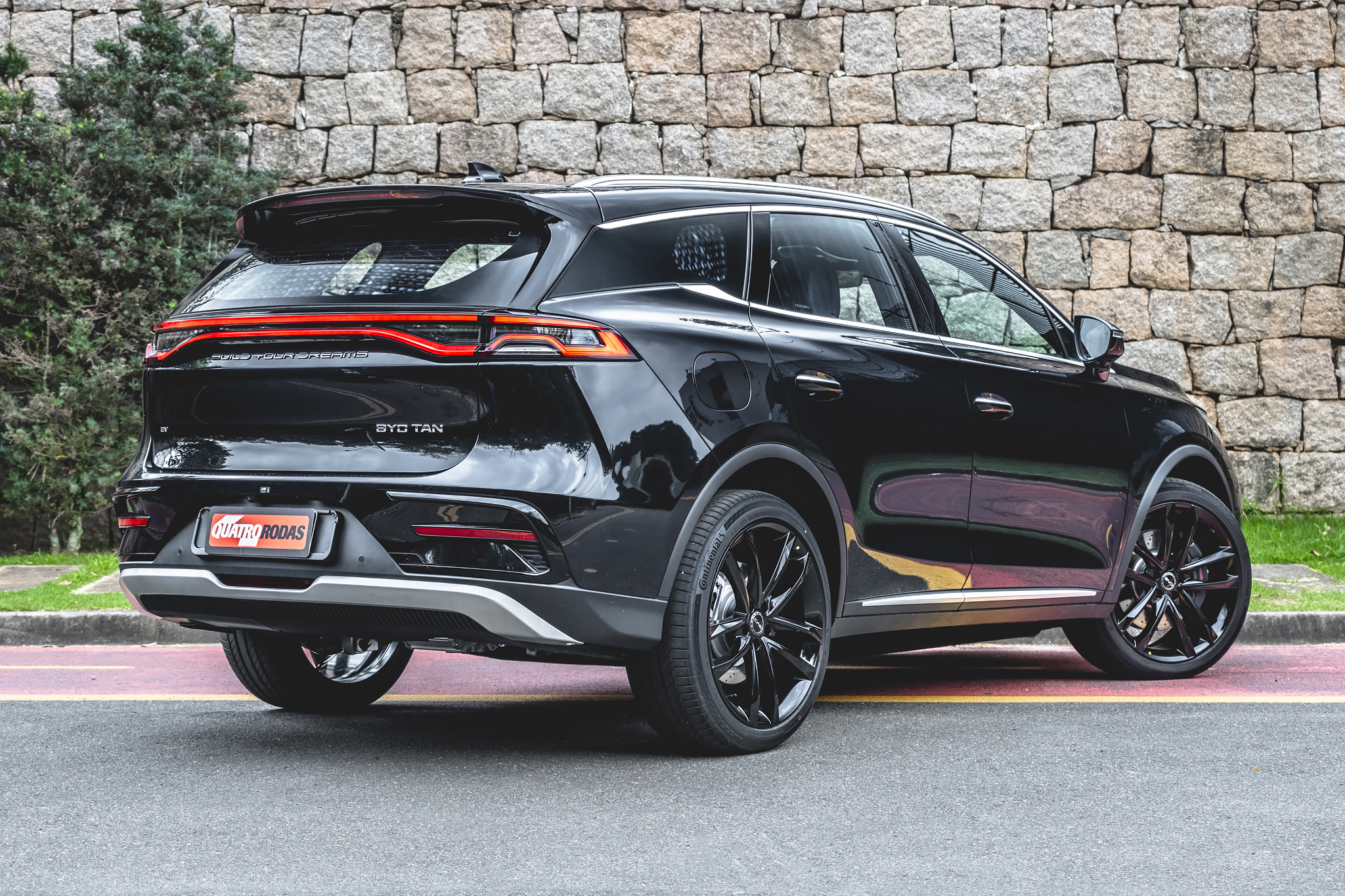 BYD Tan 2024 tem (bem) mais autonomia e mantém desempenho de esportivo ...