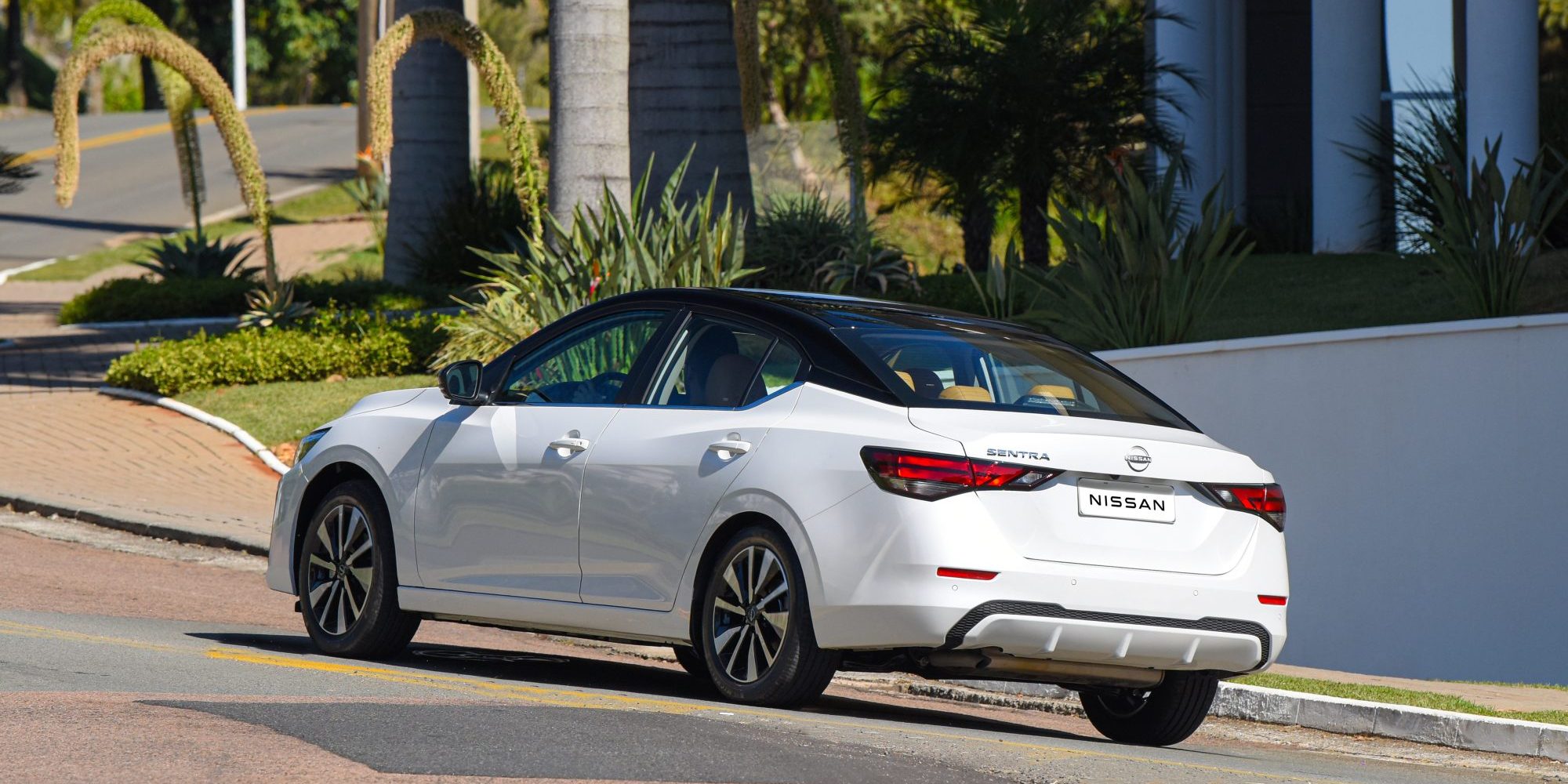 Nissan Sentra 2025 muda (bem) pouco, mas está mais completo e ...