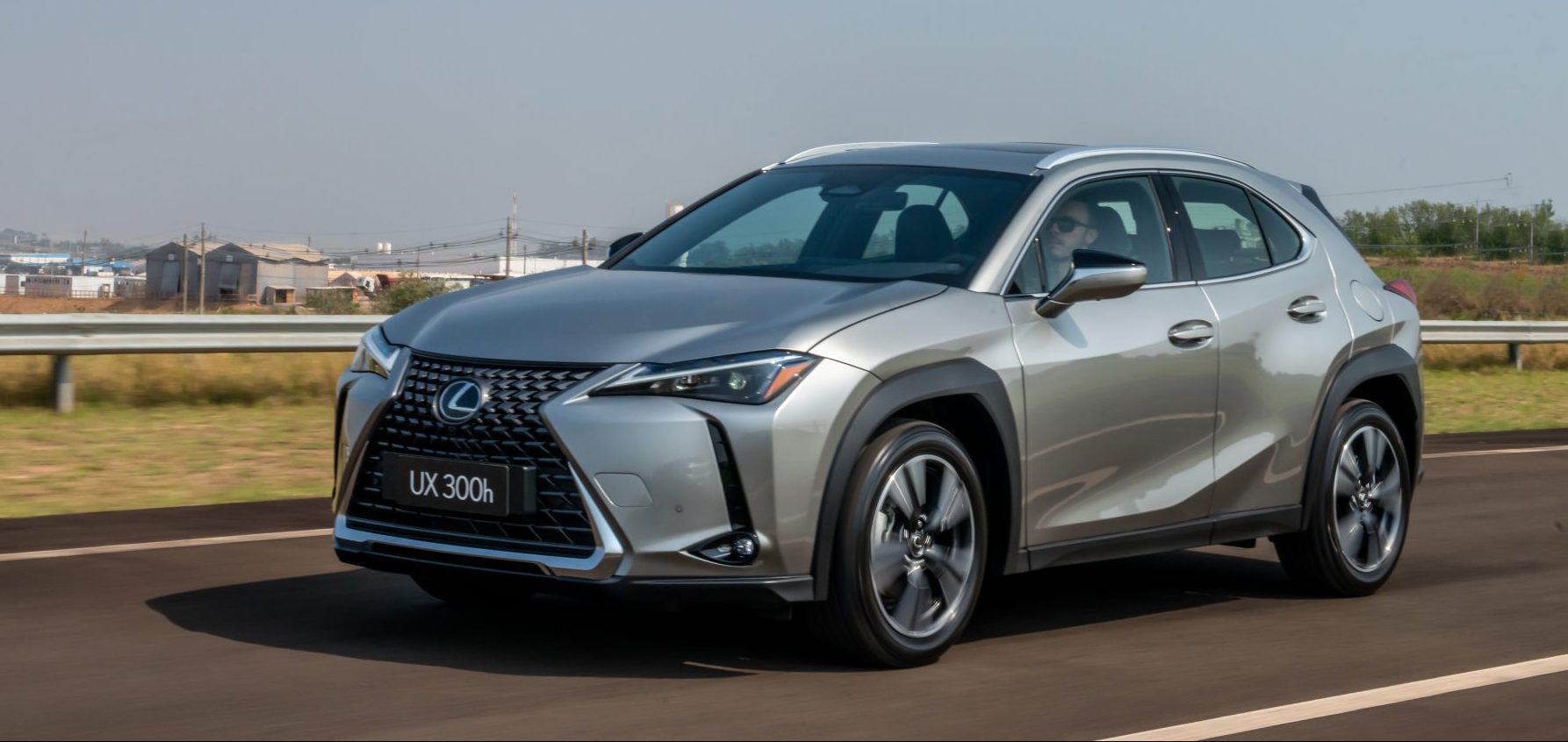 Lexus UX 300h chega mais potente, R$ 14.000 mais barato e fazendo até ...
